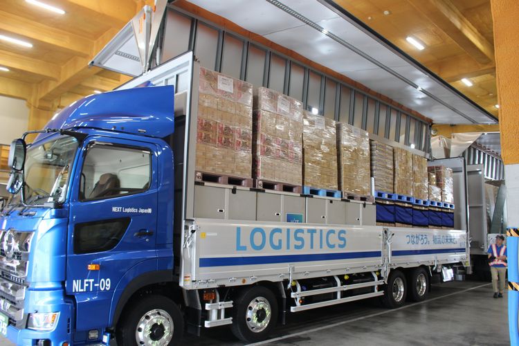 【現地取材・動画】日野自動車傘下のNEXT Logistics Japan、幹線輸送に投入のダブル連結トラックを公開 │ LOGI-BIZ online ロジスティクス・物流業界ニュースマガジン