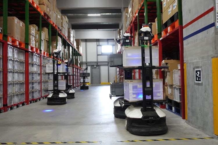 【現地取材・動画】EC発送代行のSTOCKCREW、ピッキング用AMRをより有効活用 │ LOGI-BIZ online ロジスティクス・物流業界ニュースマガジン